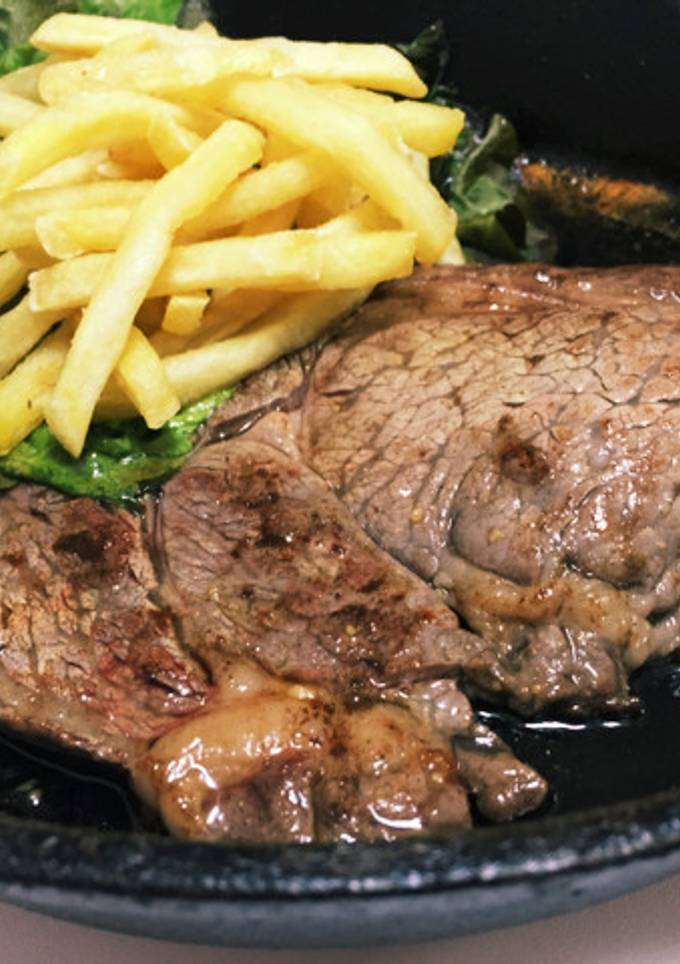 【男の一人飯】スキレット激安ステーキ by ジョニーの杜の台所 【クックパッド】 簡単おいしいみんなのレシピが392万品
