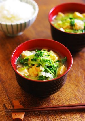 レンジで！豆苗とキャベツと厚揚げの味噌汁 by ＊nob＊ 【クックパッド】 簡単おいしいみんなのレシピが392万品